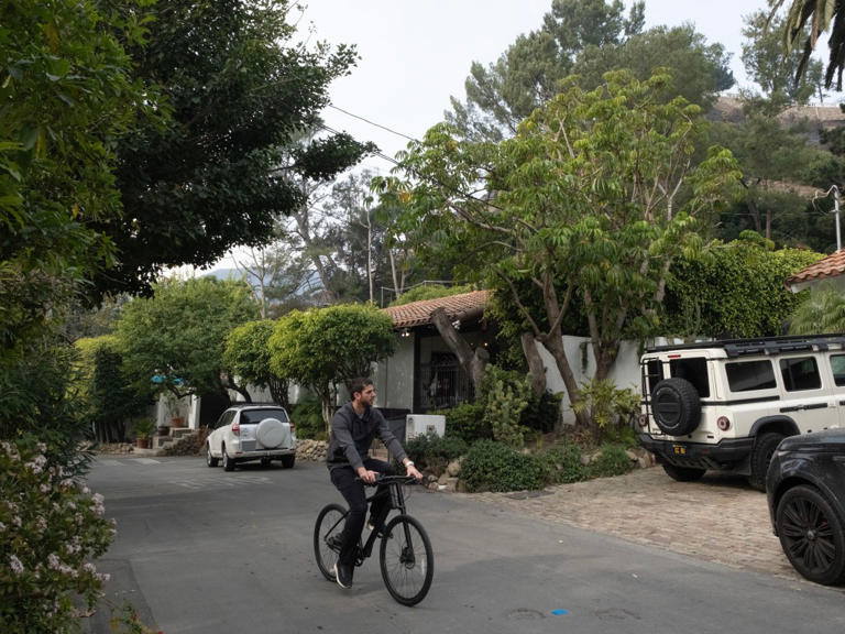 Dick Van Dyke, 98, tried to ‘crawl to the car’ to escape Malibu fires: ‘I couldn’t get up’