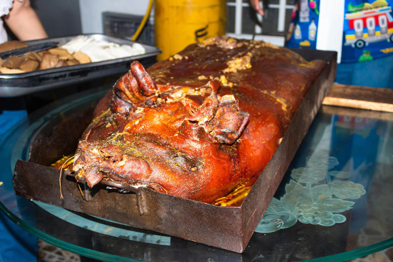 Experta en etiqueta revela la forma correcta de comer lechona respetando todas las normas de ...