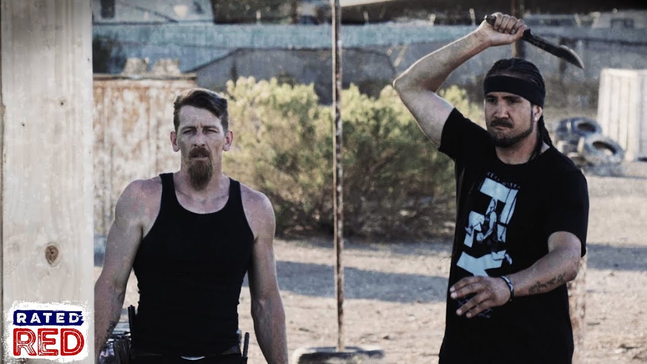 Pro knife thrower gives a throwing lesson