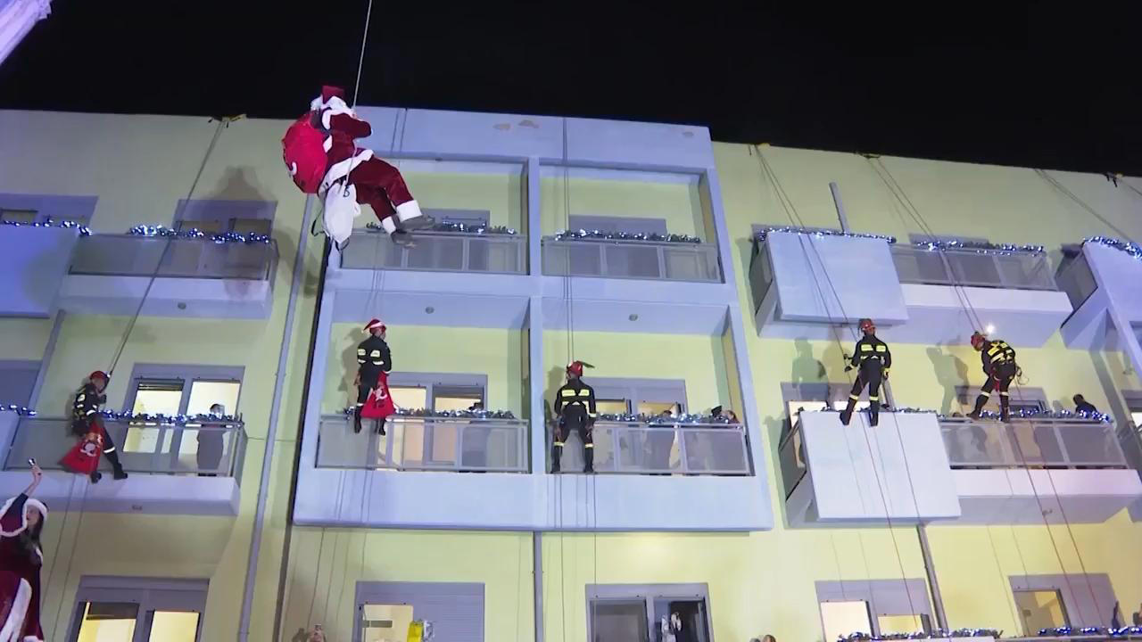 Greek firefighters dressed as Santa Claus deliver gifts to sick children Greek firefighters dressed as Santa Claus deliver gifts to sick children
