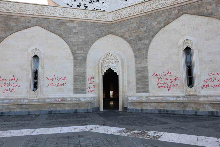 Hafız Esad’ın harabeye dönen mezarı görüntülendi Hafız Esad’ın harabeye dönen mezarı görüntülendi