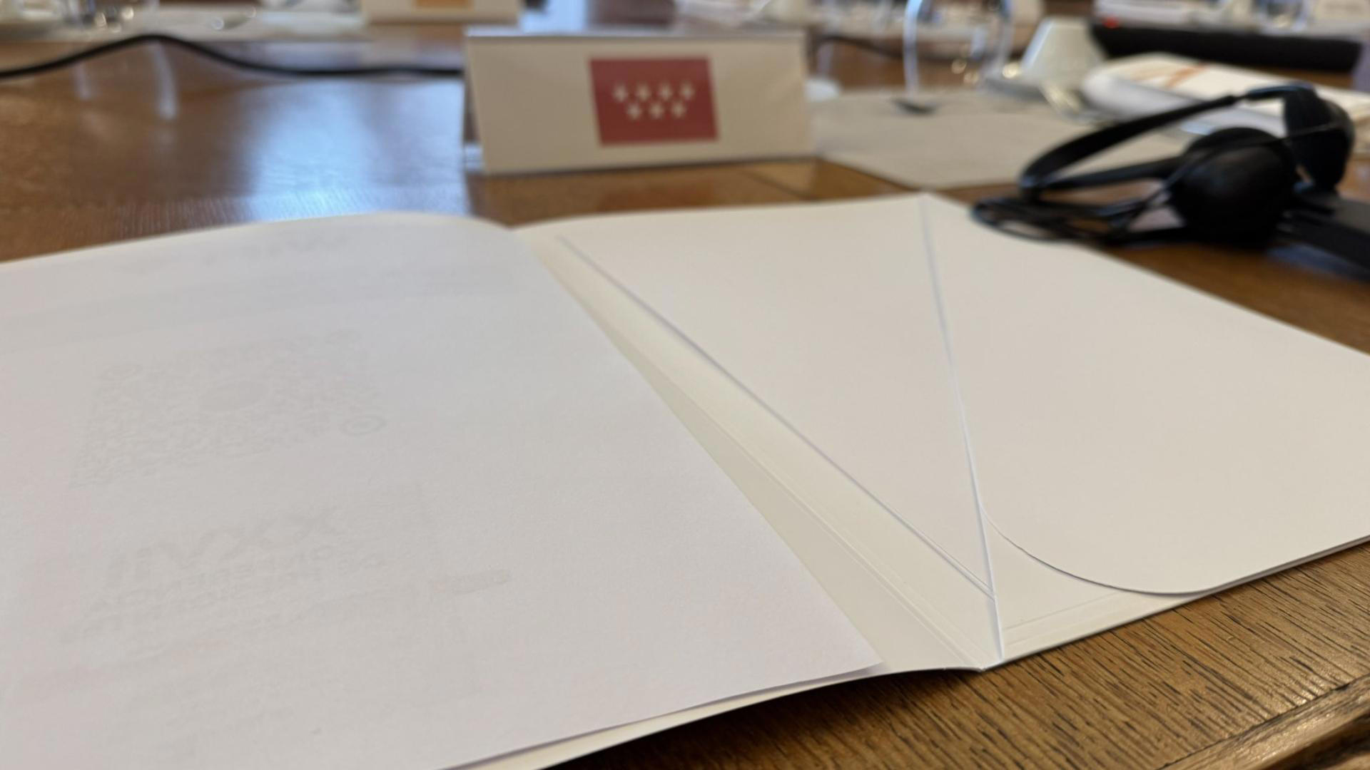 Un consejero de Ayuso denuncia que solo han recibido una carpeta con ... Un consejero de Ayuso denuncia que solo han recibido una carpeta con ...