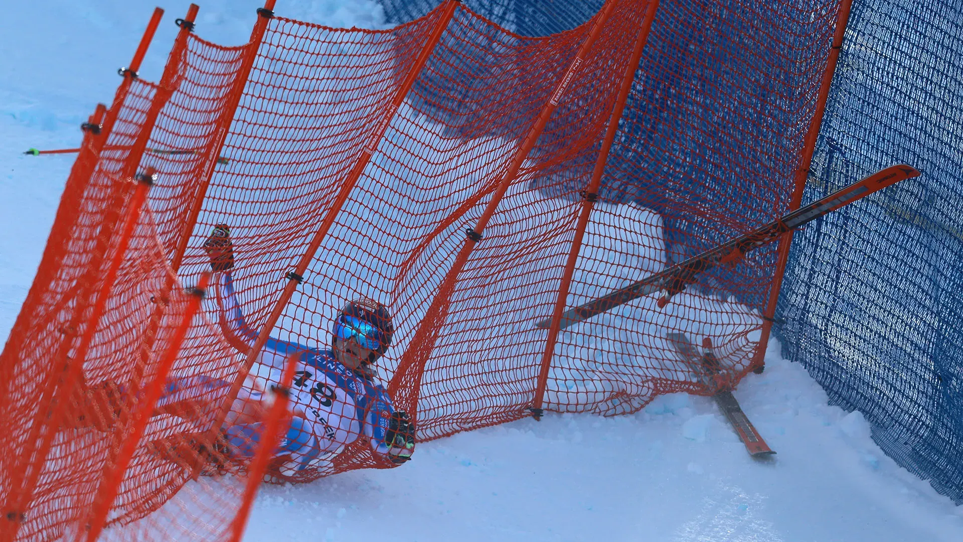 Chute à grande vitesse pour la skieuse : elle finit dans les filets ...