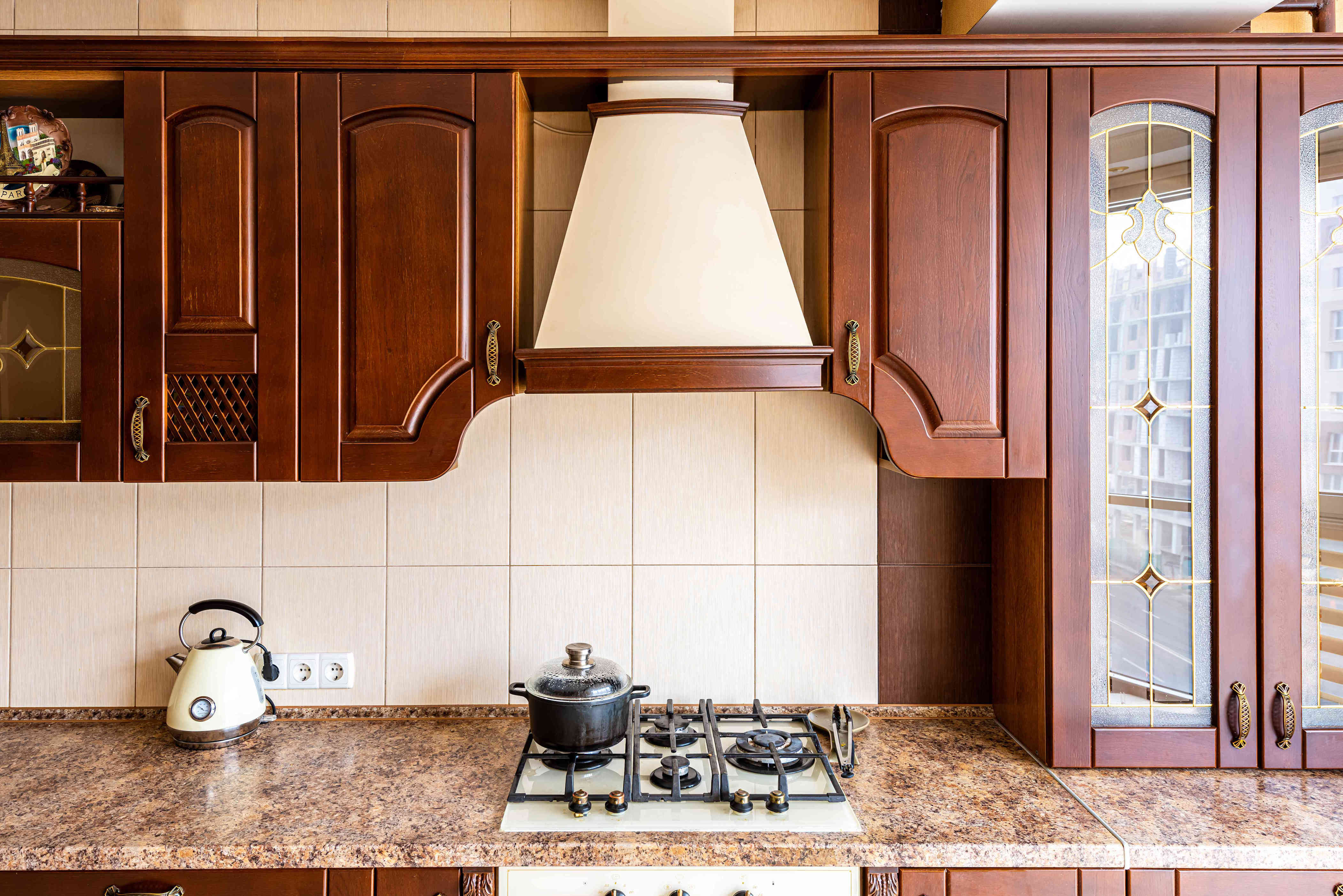 We asked designers which countertop colors instantly make a kitchen ...