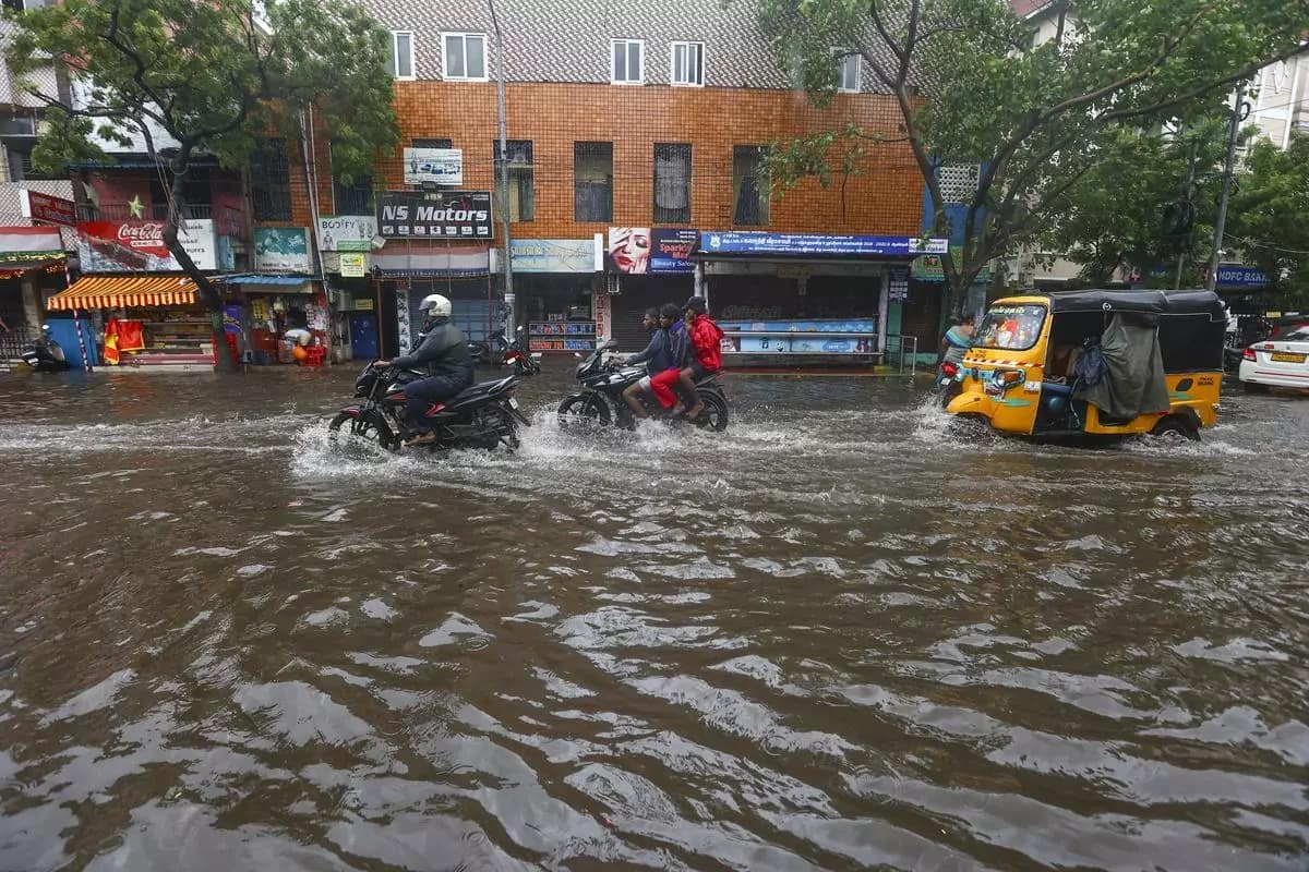 Heavy rains to lash Tamil Nadu, Puducherry and Karaikal; IMD issues red alert