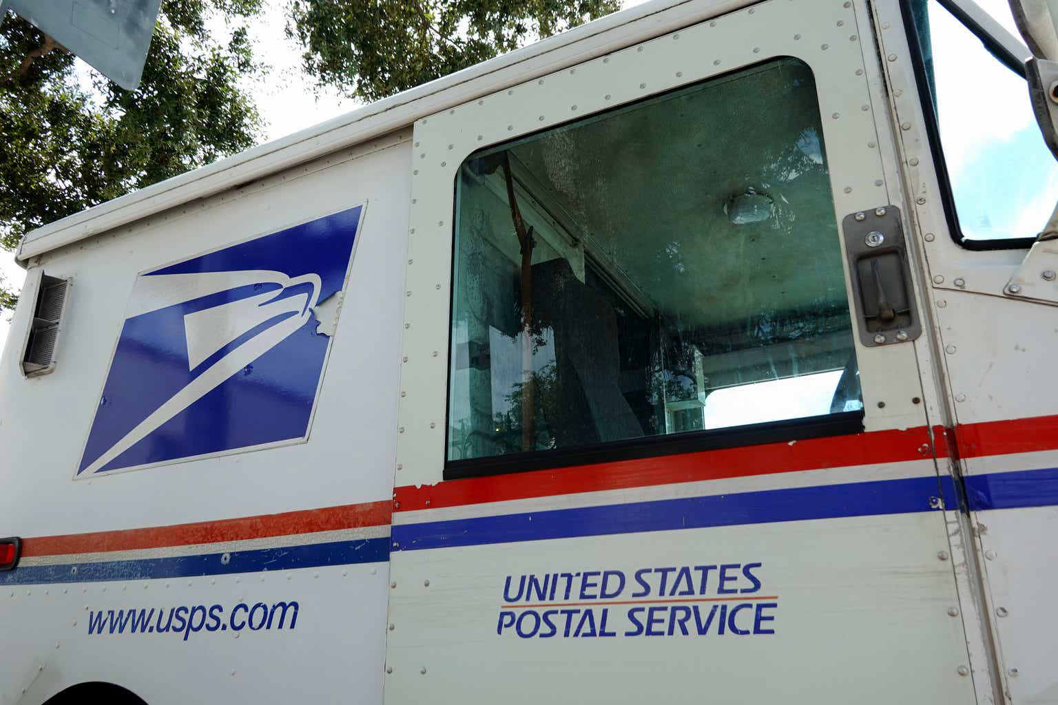 Trump considering privatizing US Postal Service: report Trump considering privatizing US Postal Service: report