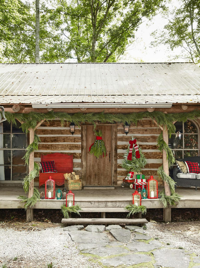 35 Outdoor Christmas Decor Ideas for the Most Festive Curb Appeal