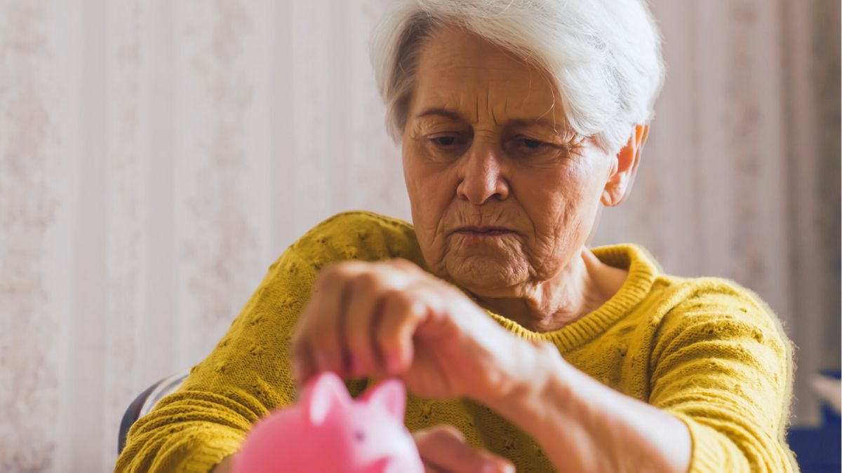 15 Common Money Habits Shaped by Middle-Class Life