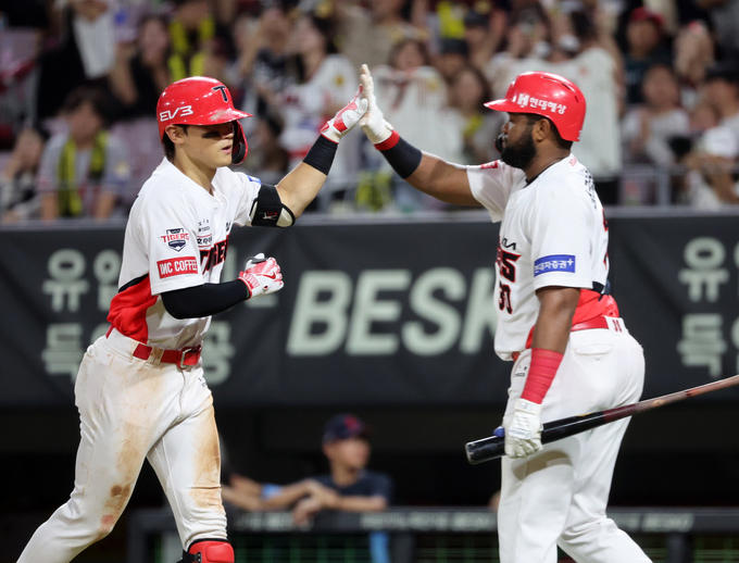 한국시리즈 2연패 노리는 KIA, 3년 뛴 ‘효자 외인’ 소크라테스 대신 MLB 통산 88홈런 거포 패트릭 위즈덤으로 장타력 보강