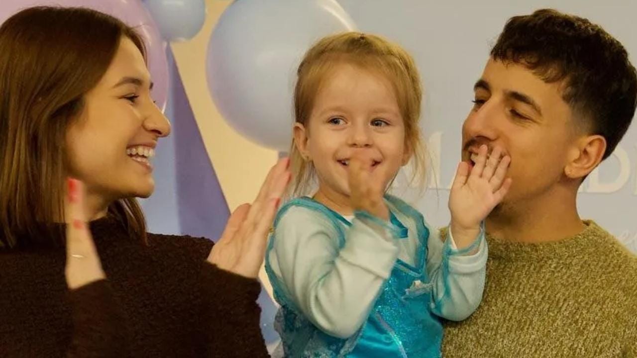 Vestida de princesa, cenário da Disney e bolo original: filha de ...