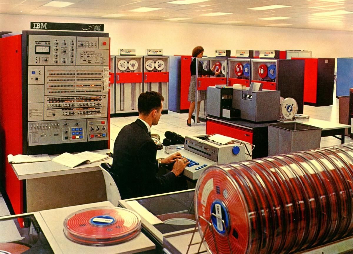 29 Humongous Computers From the Early Days of Tech