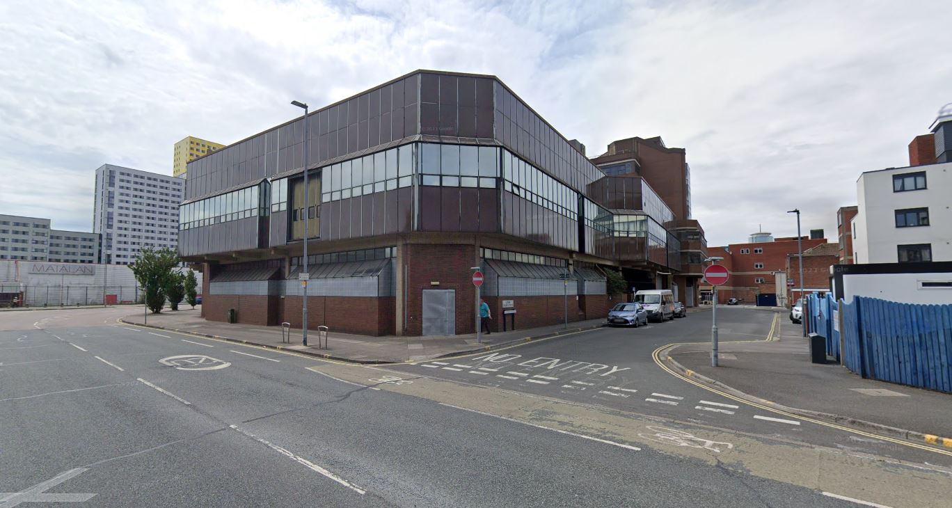 Police "surround" Portsmouth city centre building as arrest made