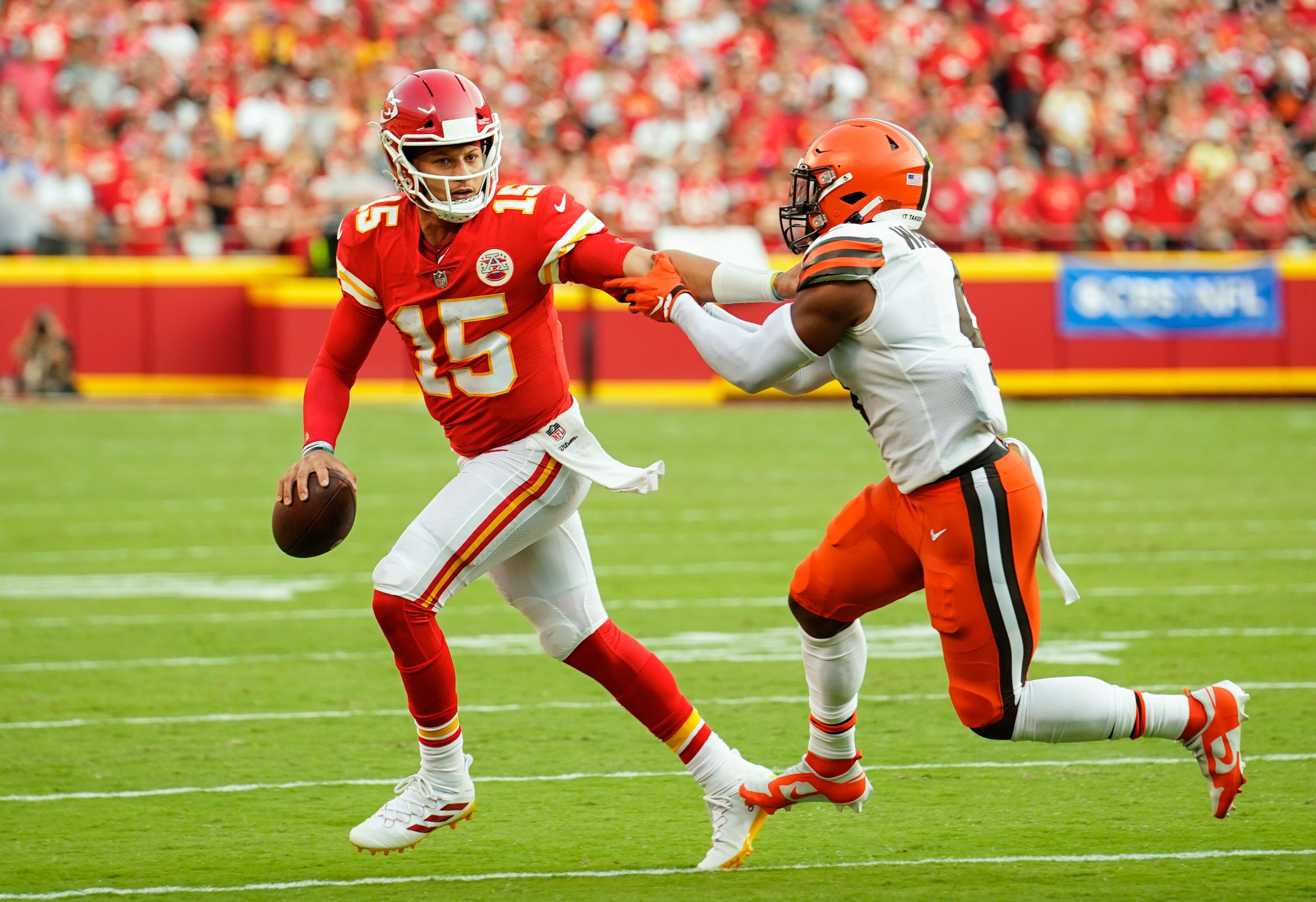 Chiefs vs. Steelers: Mahomes, Kelce make festive entrance at Acrisure ...