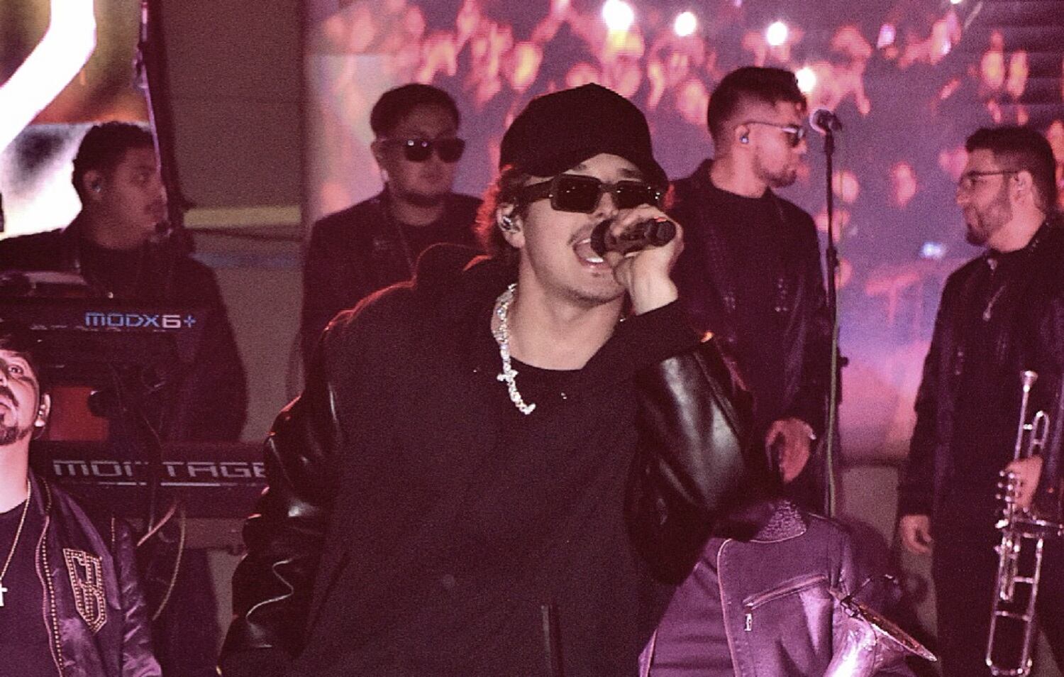 Conquista Gabito Ballesteros con su estilo tumbado