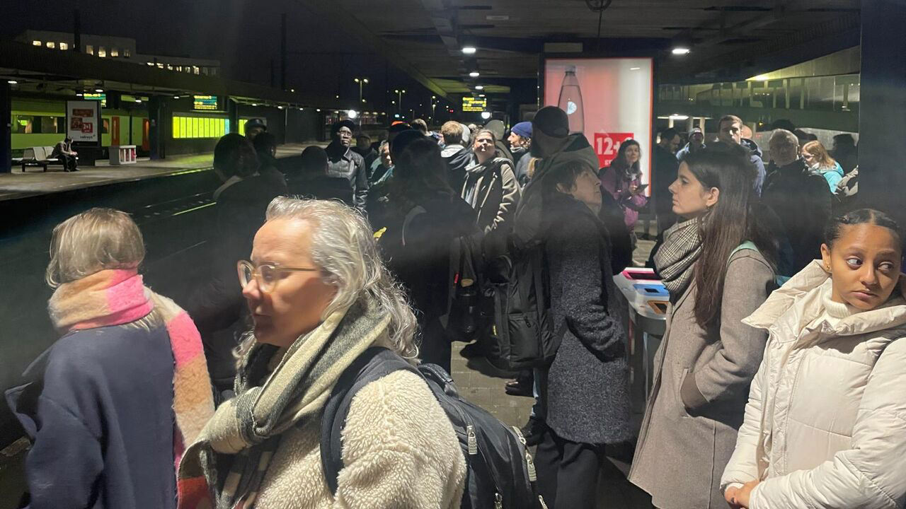 Van rechtstaan op de trein tot meer treinen per uur: pendelaars wennen ... Van rechtstaan op de trein tot meer treinen per uur: pendelaars wennen ...