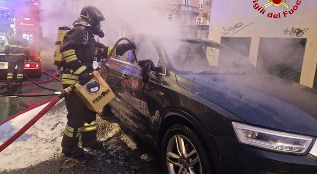 Auto parcheggiata va a fuoco, in pericolo le altre vetture: i vigili del fuoco al lavoro per ...