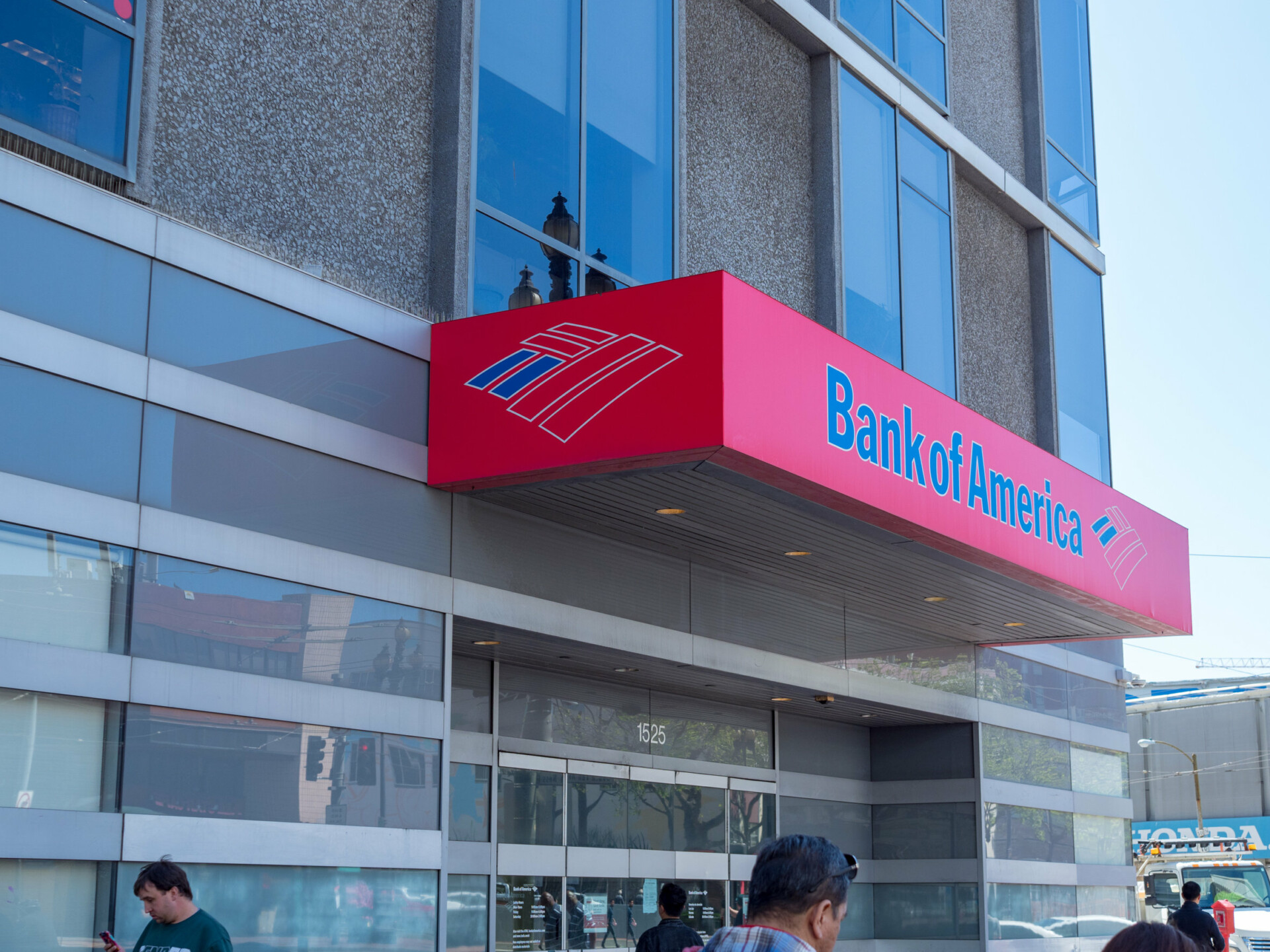 BofA για ελληνικές τράπεζες: Περιθώρια ανόδου με αυξημένες τιμές στόχους