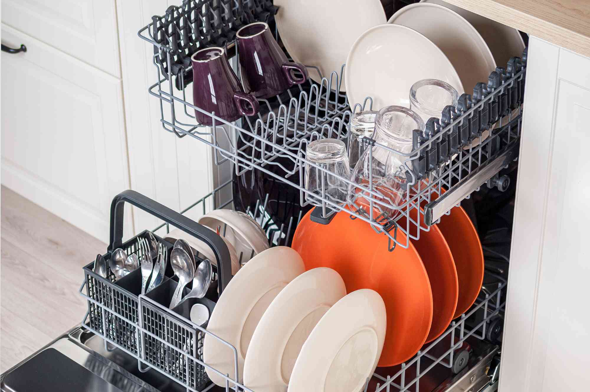 5 Kitchenware Items You Should Never Clean in the Dishwasher