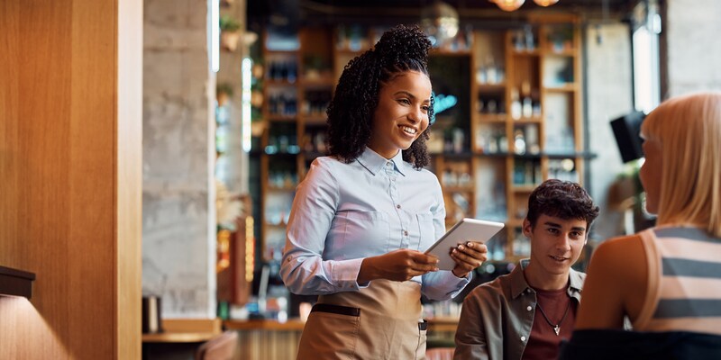 Restaurant - Wenn Kellner 5 Dinge machen, regt das jeden Gast richtig auf