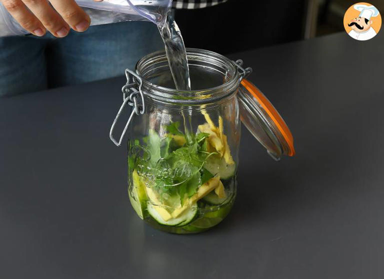 Wasser mit gurken-, limetten-, minze- und ingwer-geschmack