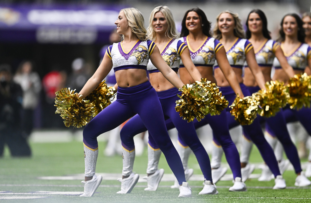 'Bombshell' Vikings Cheerleader Has Everyone's Attention On Monday
