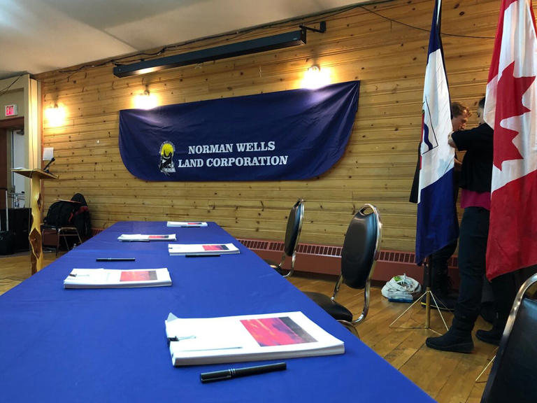 Tłegǫ́hłı̨ Got'įnę signs final self-government agreement with N.W.T., feds
