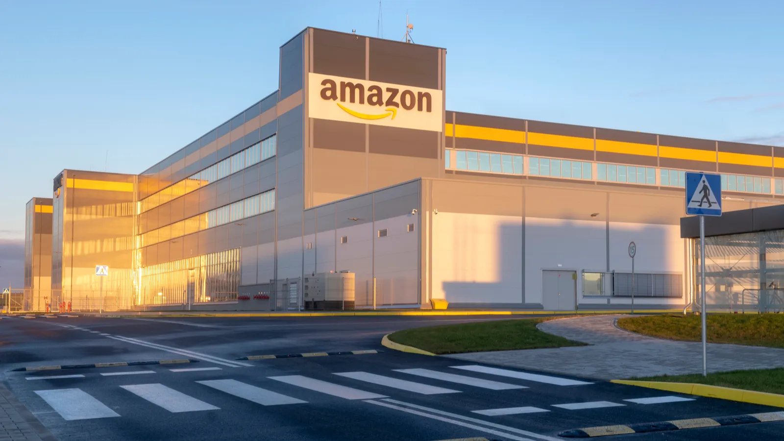 Amazon expands robotics program, raising concerns over warehouse jobs