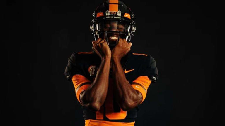 Travis Smith Jr. Draws Praise From Tennessee's Coaching Staff