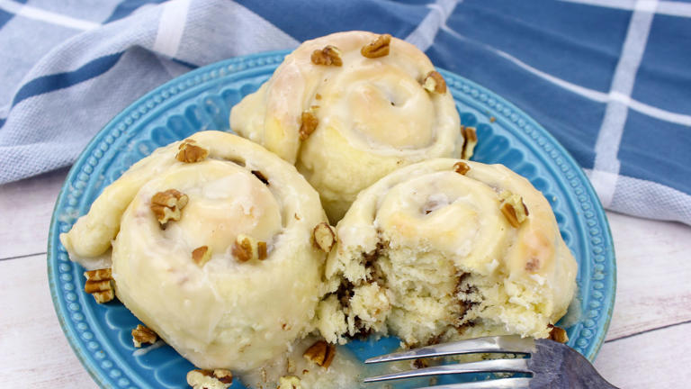 The Dough For These Pecan Cinnamon Rolls Rises Well And Creates A Light ...