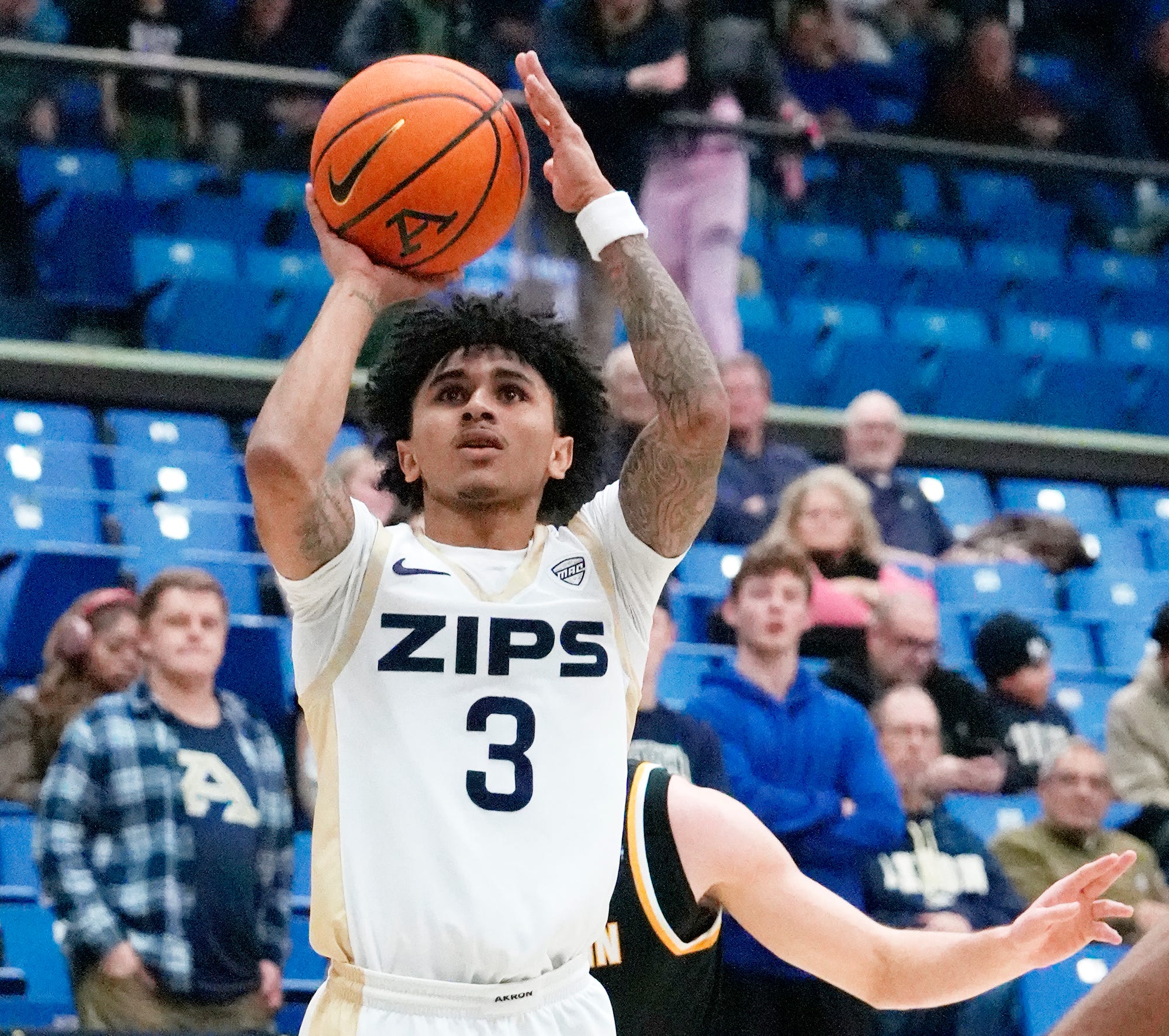 Akron Zips basketball score | Sharron Young, Shammah Scott, Isaiah Gray ...