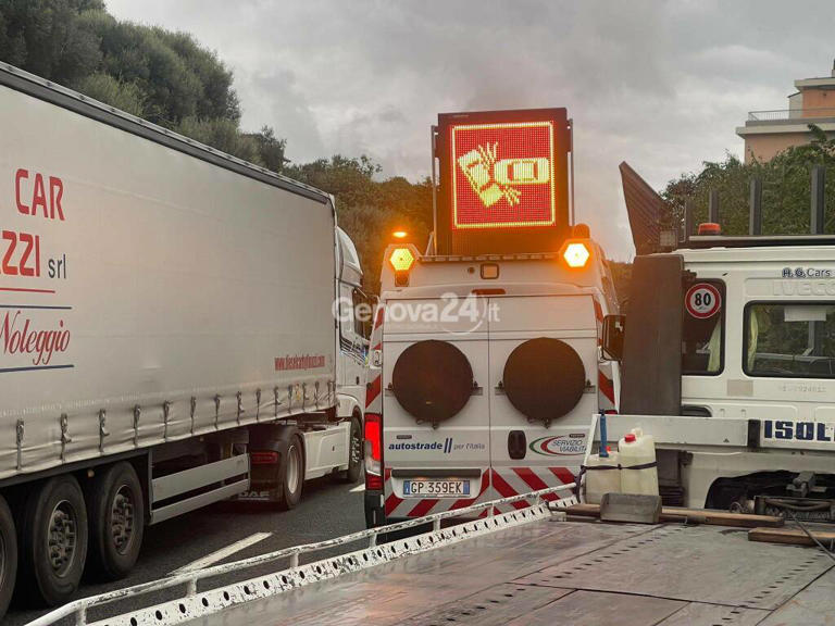 Incidente in A10, scontro tra un camion e un'auto. Chiuso il tratto ...
