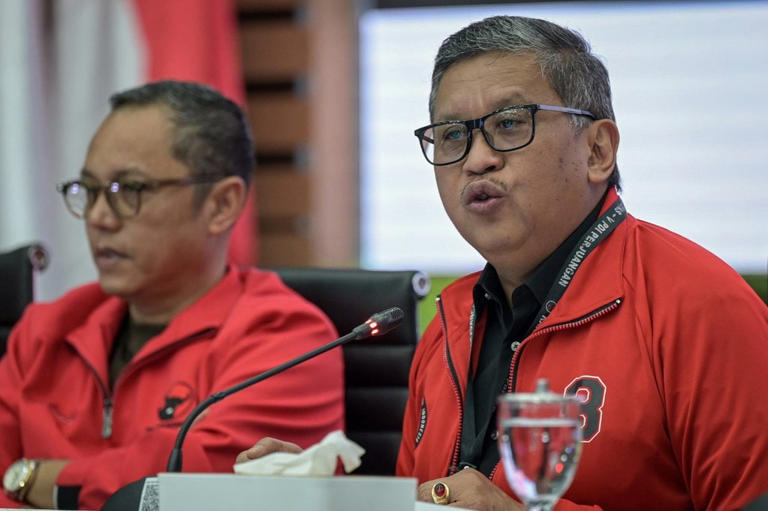 Hasto Tegaskan Jokowi & Keluarga Bukan Lagi Kader PDIP Hasto Tegaskan Jokowi & Keluarga Bukan Lagi Kader PDIP