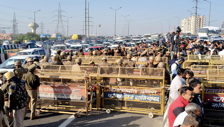Massive traffic jam at Ghazipur border as Rahul stopped on way to Sambhal Massive traffic jam at Ghazipur border as Rahul stopped on way to Sambhal