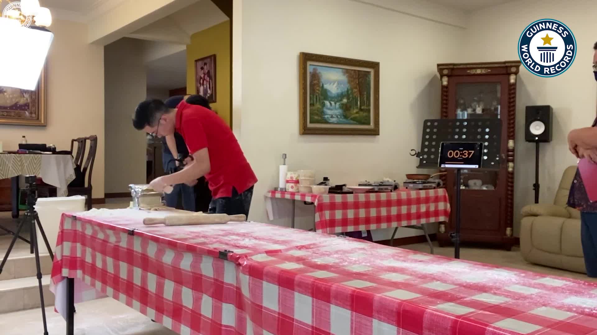 Samuel Tan bate o recorde mundial de enrolar massa