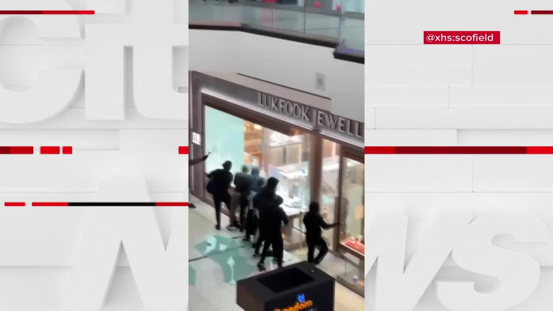 Video shows suspects robbing a Markham jewellery store Video shows suspects robbing a Markham jewellery store