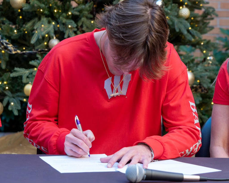 Wisconsin true freshman quarterback Carter Smith makes debut vs ...