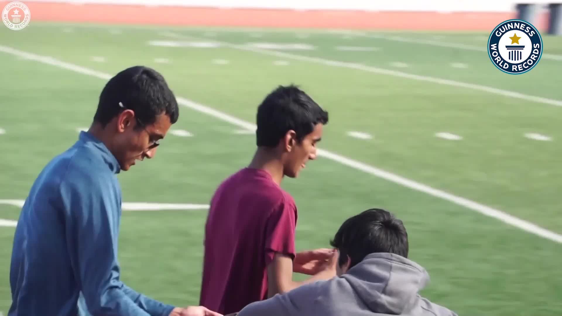 Nitin Subramanian bate recorde ao resolver puzzle de cubos enquanto corre