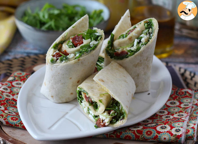 Mediterrane wrap gevuld met hummus, rucola, paprika en feta