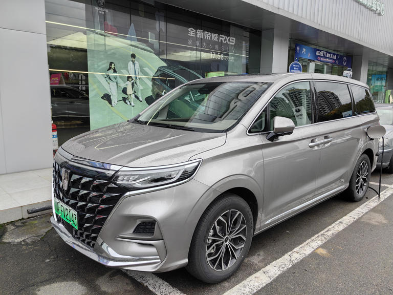 超长续航更低油耗！实拍荣威iMAX8 DMH 新陆尊，网友称之为家用GL8