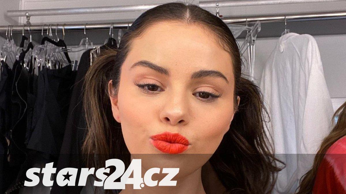 Selena Gomez a Demi Moore zářily po boku Ariany Grande na slavnostním večeru BAFTA!