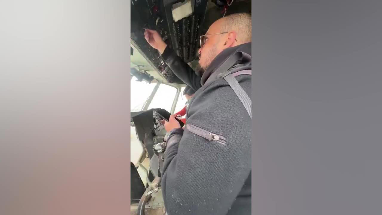 Suriyeli muhalifler, Esad'dan ele geçirdikleri helikopterleri video ... Suriyeli muhalifler, Esad'dan ele geçirdikleri helikopterleri video ...