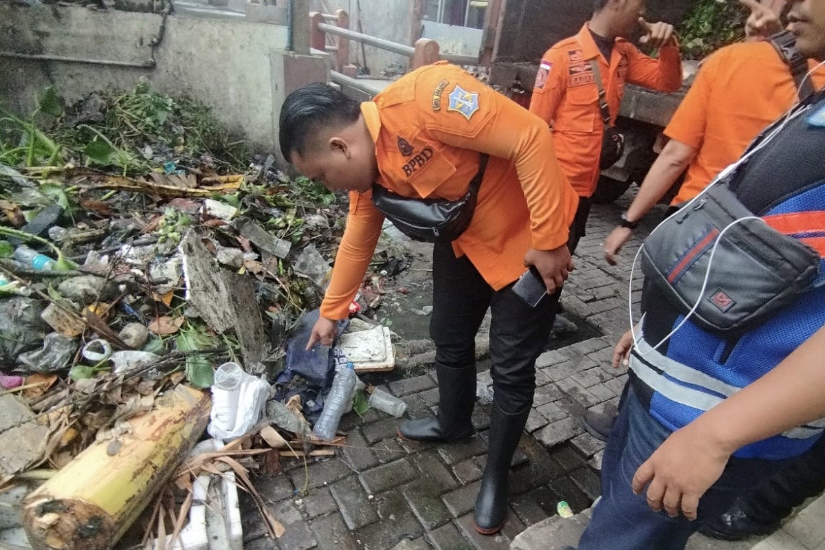 Jasad Bayi Laki-laki Terbungkus Tas Ditemukan di Rumah Pompa Medokan Jasad Bayi Laki-laki Terbungkus Tas Ditemukan di Rumah Pompa Medokan