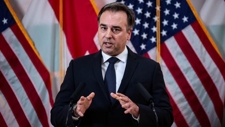 David Pressman Belgiumba utazott, mert „Budapesten mindenütt Brüsszel ...