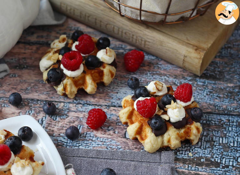 Wafels met fruit, chocolade en slagroom