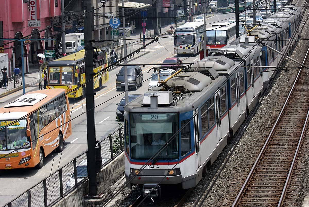 MRT, LRT operating hours extended MRT, LRT operating hours extended