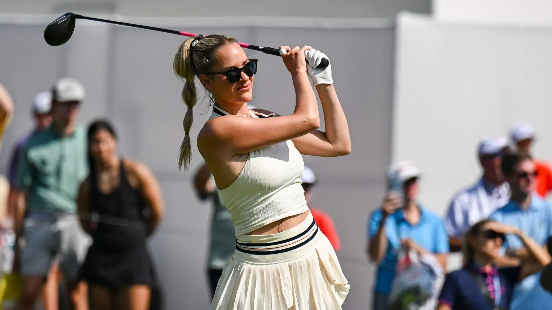 Paige Spiranac festeggia insieme ai suoi fan: le foto della super golfista