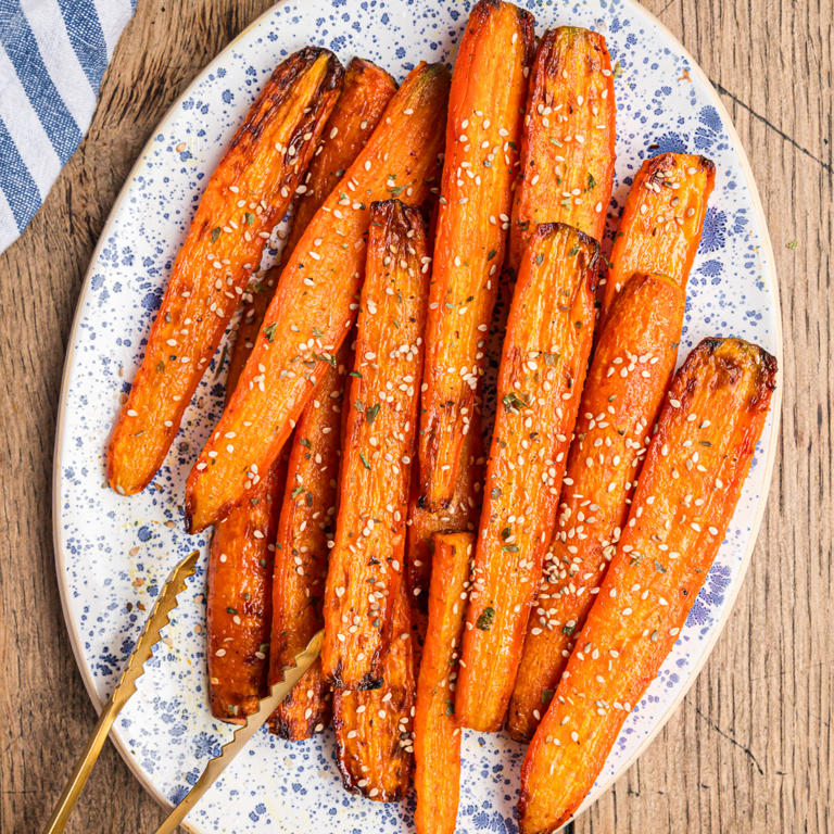 Einfache geröstete Karotten aus dem Airfryer