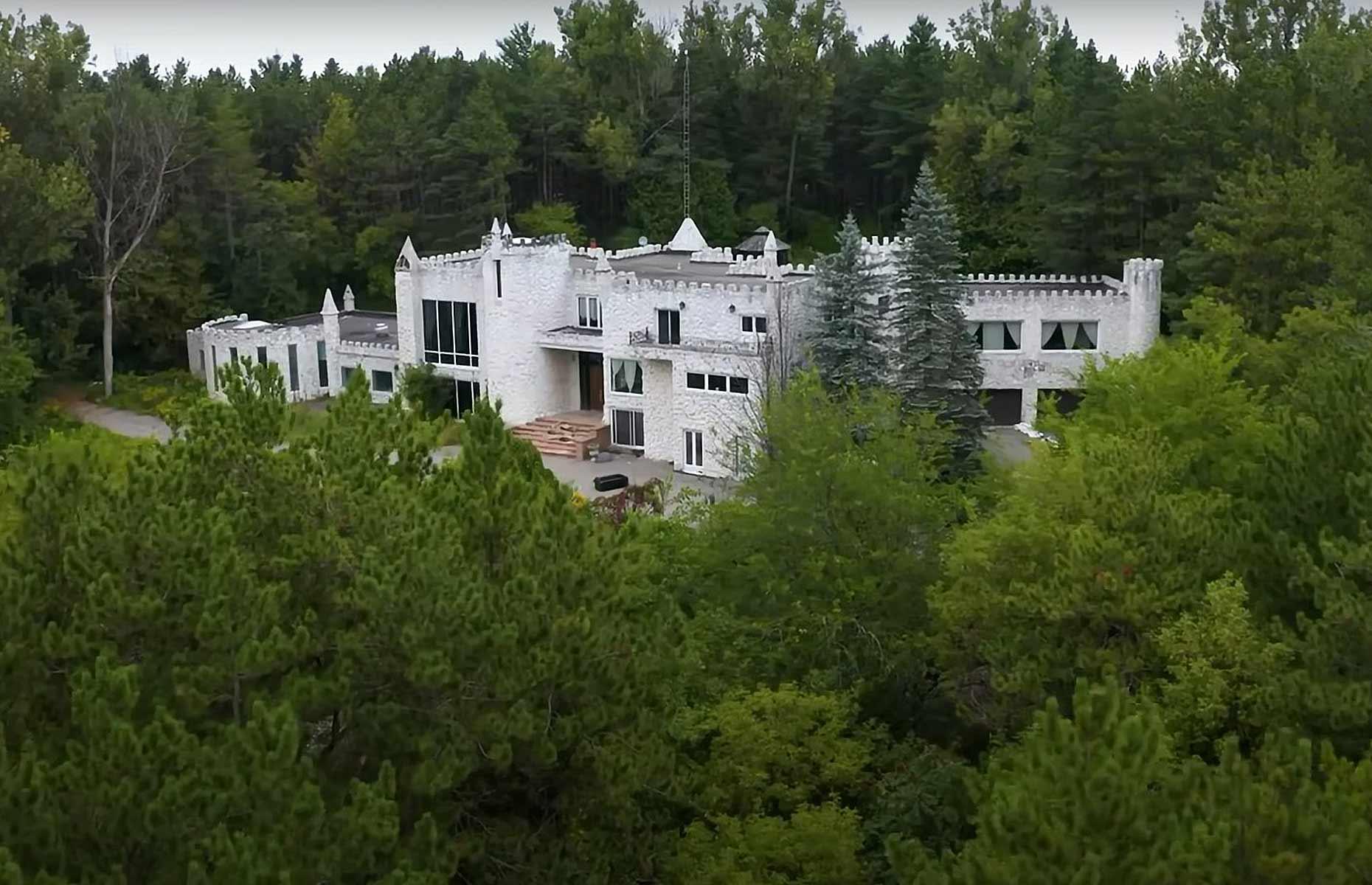 10 luxury mansions abandoned by their super-rich owners