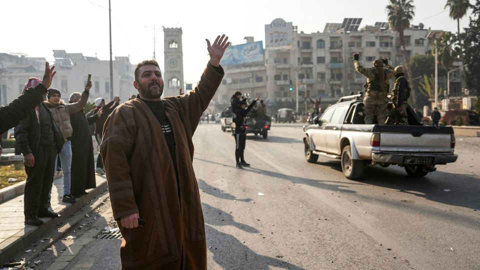 Hundreds flee Syrian city of Homs as rebels advance further south Hundreds flee Syrian city of Homs as rebels advance further south