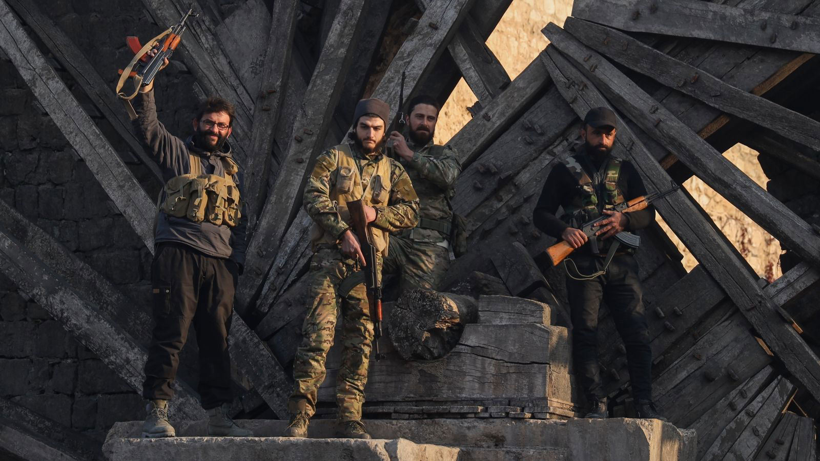 Syrian rebels close in on central city as thousands flee lightning advance Syrian rebels close in on central city as thousands flee lightning advance